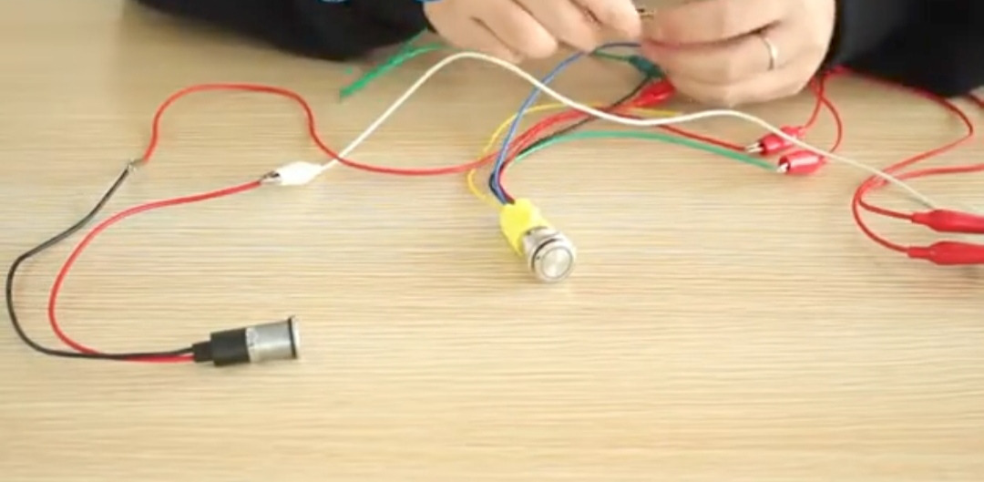 ¿Cómo cablear un interruptor pulsador? - 2, 4, 5 Pins (De Langir)